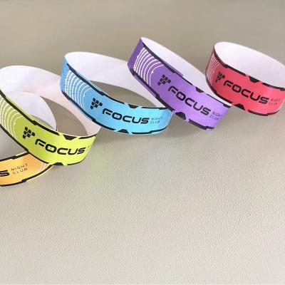 China Custom Logo Printed Armband Waterdicht Papier Tyvek Armbanden Sterk kleefsluiting Te koop