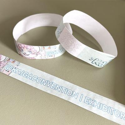 China Custom Logo Printed Armband Waterdicht Papier Tyvek Armbanden Sterk kleefsluiting Te koop