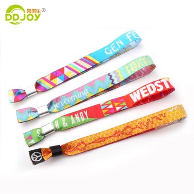 China Anpassung Logo Veranstaltung Festival Band Satin Gewebtes Armband Stoff Armband mit Kunstwerken zu verkaufen