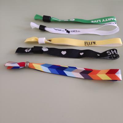 China Anpassung Logo Veranstaltung Festival Band Satin Gewebtes Armband Stoff Armband mit Kunstwerken zu verkaufen