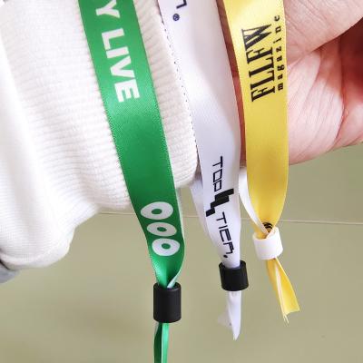 China Anpassung Logo Veranstaltung Festival Band Satin Gewebtes Armband Stoff Armband mit Kunstwerken zu verkaufen