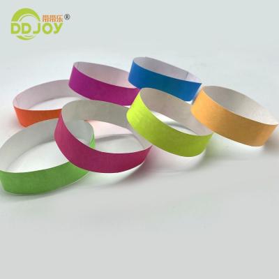 Cina Tyvek Bracelets personalizzati braccialetti personalizzati con chiusura adesiva forte in vendita
