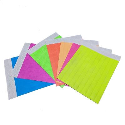 China Anpassbare Neonfarben Tyvek-Armbänder 250*19mm für Festivals und Konzerte zu verkaufen