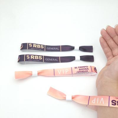 Cina Organizzazione di eventi personalizzati Festa Festa RFID Chip Satin tessuto braccialetti con stampa del logo in vendita