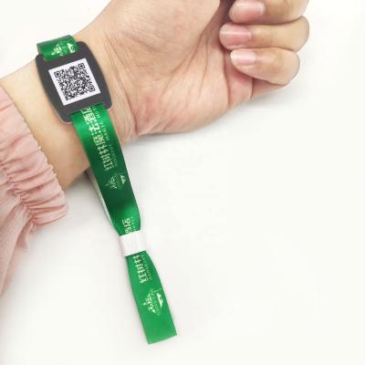 中国 オーダーメイド ロゴ RFID チップ サテン 織物 腕帯 イベント フェスティバル 記念品 販売のため