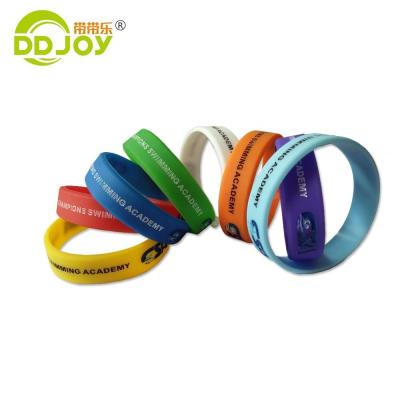 China Material de silício Logotipo personalizado Pulseira de plástico para organizações sem fins lucrativos à venda