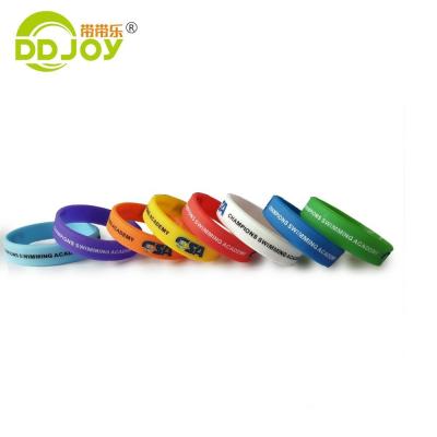 China Material de silício Logotipo personalizado Pulseira de plástico para organizações sem fins lucrativos à venda