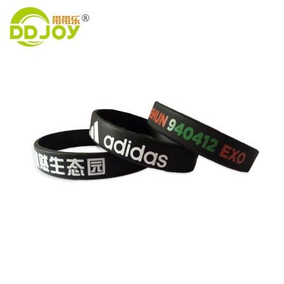 China Material de silício Logotipo personalizado Pulseira de plástico para organizações sem fins lucrativos à venda