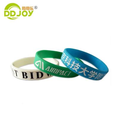 China Material de silício Logotipo personalizado Pulseira de plástico para organizações sem fins lucrativos à venda