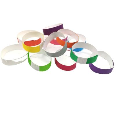 China Identificatie op papier Tyvek Armbanden Gepersonaliseerd logo en barcode voor identificatie Te koop