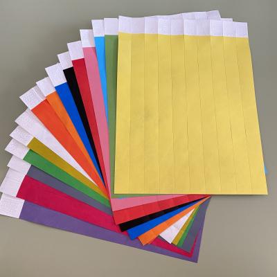 Cina Identificazione cartacea Tyvek Braccialetti Logo personalizzato e codice a barre per l'identificazione in vendita