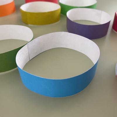 Cina Identificazione cartacea Tyvek Braccialetti Logo personalizzato e codice a barre per l'identificazione in vendita