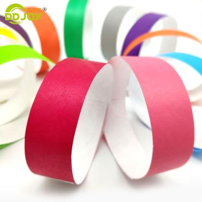Cina Identificazione cartacea Tyvek Braccialetti Logo personalizzato e codice a barre per l'identificazione in vendita