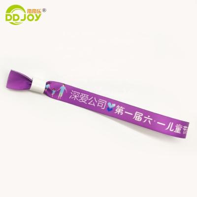 中国 アートワーク オーダーメイド ロゴ サブライメーション ショート ランヤード 織り 使い捨て リストバンド 祭り 販売のため
