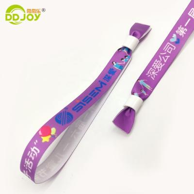中国 アートワーク オーダーメイド ロゴ サブライメーション ショート ランヤード 織り 使い捨て リストバンド 祭り 販売のため