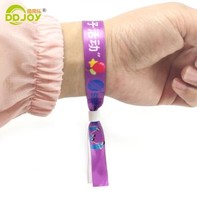 中国 アートワーク オーダーメイド ロゴ サブライメーション ショート ランヤード 織り 使い捨て リストバンド 祭り 販売のため