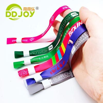 China Pulseras de tejido tejido personalizadas para eventos Impresión de un solo lado y de dos lados en venta