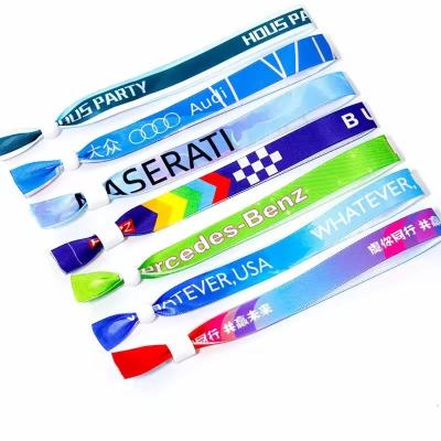 Cina Consigli per eventi personalizzati Feste di festa Braccialetti con chip RFID con stampa del logo su marchi di tessuto in vendita