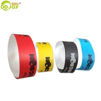 China Impressão a pedido do utilizador final alvo Pulseira de papel Tyvek ajustável com número de série à venda