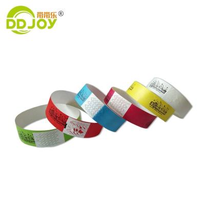 Cina Braccialetti unisex di Tyvek per la stampa del logo personalizzato in occasione di eventi preferiti Articoli di festa in vendita