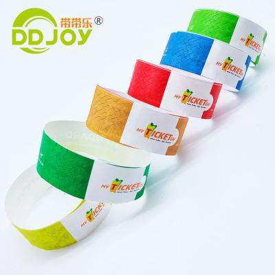 China Groothandel Tyvek polsband op maat met vernis, afwerking en etiket Te koop