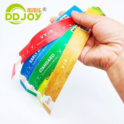 China Groothandel Tyvek polsband op maat met vernis, afwerking en etiket Te koop