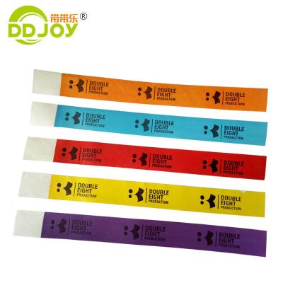 China Groothandel Tyvek polsband op maat met vernis, afwerking en etiket Te koop