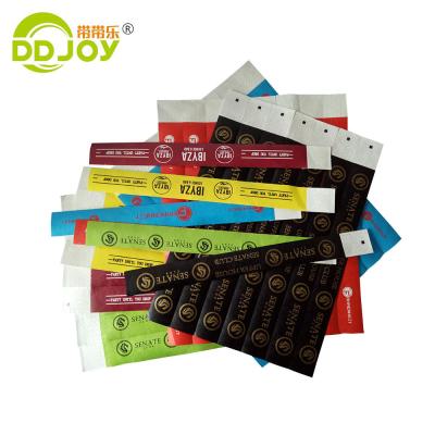 China Groothandel Tyvek polsband op maat met vernis, afwerking en etiket Te koop