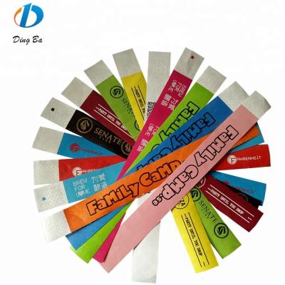 Chine 1 pouce de bracelet de couleur solide pour les fêtes personnalisé en papier DuPont coloré à vendre