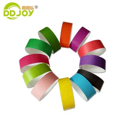 China Gepersonaliseerd logo waterdicht Tyvek papieren polsband voor kerstversiering en binnen Te koop