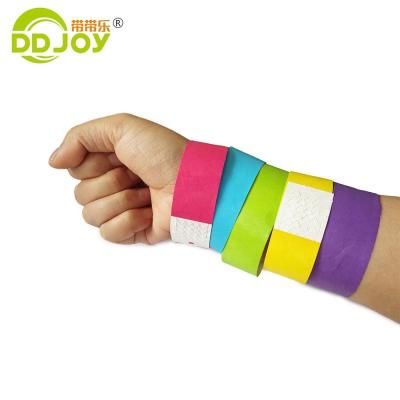 China Gepersonaliseerd logo waterdicht Tyvek papieren polsband voor kerstversiering en binnen Te koop