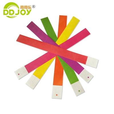 China Gepersonaliseerd logo waterdicht Tyvek papieren polsband voor kerstversiering en binnen Te koop