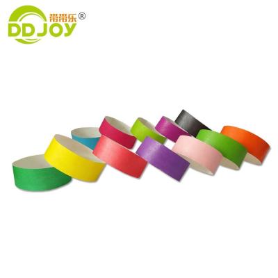 China Gepersonaliseerd logo waterdicht Tyvek papieren polsband voor kerstversiering en binnen Te koop