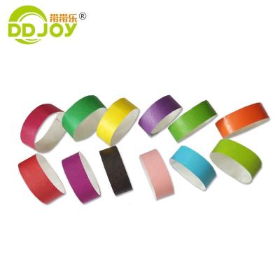 China Gepersonaliseerd logo waterdicht Tyvek papieren polsband voor kerstversiering en binnen Te koop