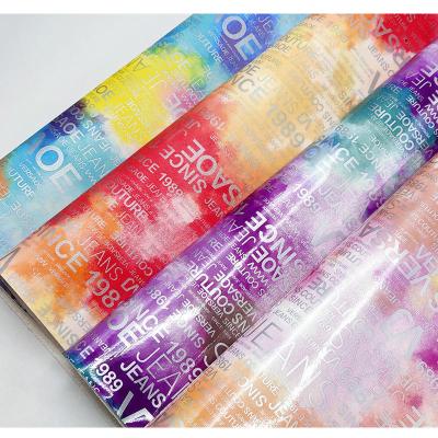 中国 PUレインボーレタープリントマガジンデザイン合成皮革防水フェイクレザー生地、荷物バッグ化粧品家具/ソファ用 販売のため