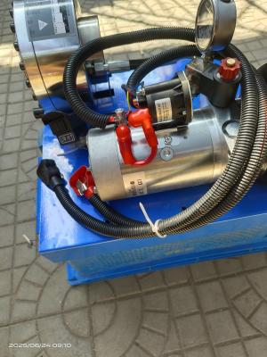 China 1 Inch 7 Matrijzen 1-4 Laags Slang Hydraulische Krimpmachine / Slang Krimpmachine Hoge Druk 6-25mm Met Blauwe Kleur 12v/24V Te koop