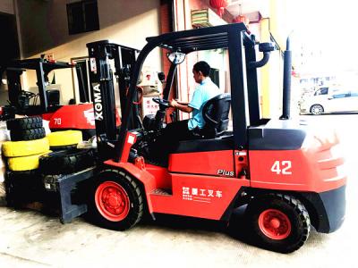 Cina 2/3 di carrello elevatore a forcale diesel dell'albero della fase 4,2 tonnellate che caricano motore giapponese in vendita