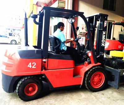 Cina Attrezzatura di maneggio del materiale da 4,2 tonnellate in magazzino, livello che solleva il carrello elevatore a forcale del motore diesel in vendita