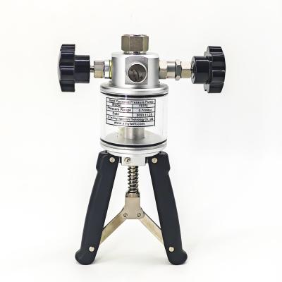 中国 工場ホット販売ハンドヘルド圧力校正器ポータブルマニュアルポンプ圧力校正器700Barステンレス鋼圧力テスター 販売のため