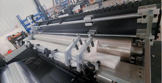 Gluing mechanism of window patching machine