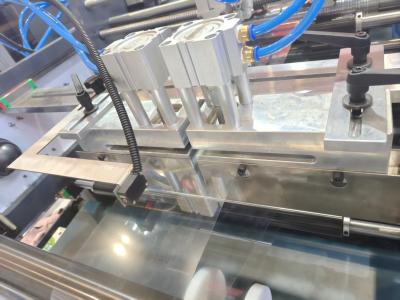 China JIGUO TC-1250Q Vollservo-Intelligente Eckenschneide- und Linienpress-Fenstermaschine, Folienblattdicke (mm): 0,03-0,3 mm, V-Schnitt Max. Arbeitsgeschwindigkeit: 15000+ Stk./h (Eckenschneide- und Rillarbeiten) zu verkaufen