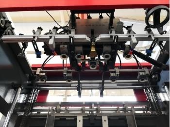 Cina Macchina di taglio a stampo automatico piatta multifunzione adatta a vari requisiti di carta da stampa e scatola di imballaggio in vendita