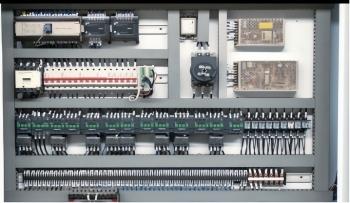 Cina Macchina di taglio a stampo automatico piatta multifunzione adatta a vari requisiti di carta da stampa e scatola di imballaggio in vendita