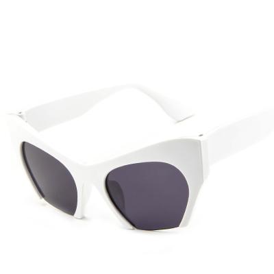 Cina Occhiali da sole d'avanguardia BSCI di vendita di Cat Eye Women Plastic Hot della mezza struttura di modo in vendita