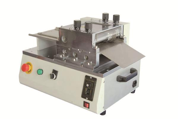 Multi-blades depaneling machine with adjustment knob