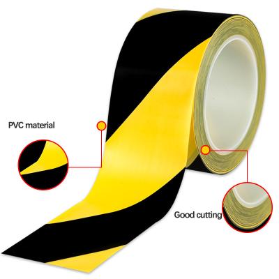 Cina Nastro di marcatura in PVC ad alta resistenza alla trazione per la sicurezza dei magazzini in nero e giallo in vendita
