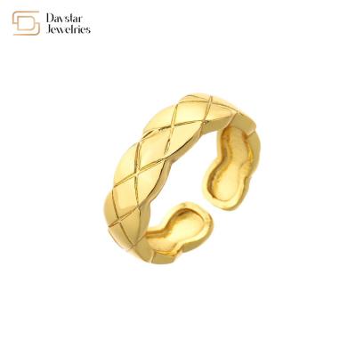 Cina l'oro reale 18k ha placcato gli ampi anelli della banda coppia la struttura ondulata regolabile in vendita