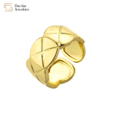 Cina l'oro reale 18k ha placcato gli ampi anelli della banda coppia la struttura ondulata regolabile in vendita