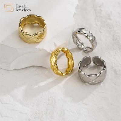 Cina l'oro reale 18k ha placcato gli ampi anelli della banda coppia la struttura ondulata regolabile in vendita