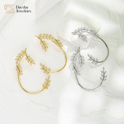 中国 女性のダイヤモンドのジルコン18kの金は宝石類の葉の中心の耳のホックのイヤリングをめっきした 販売のため